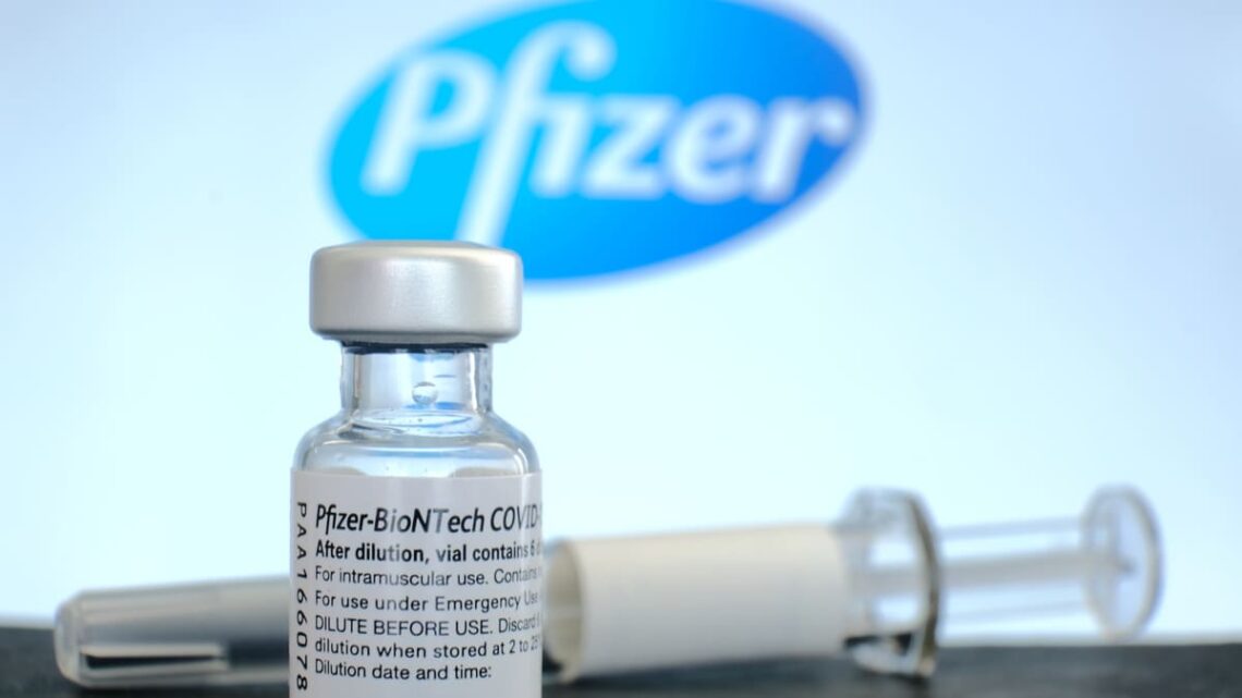 Vacuna Pfizer obtiene aprobación total de la FDA