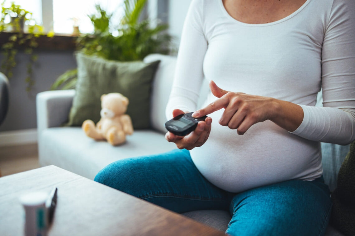 Tecnología mejora control de glucosa en diabetes gestacional